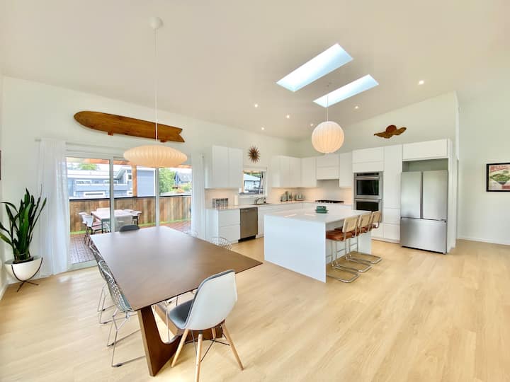 The Tofiki House - A Retro Modern Retreat - Tofino