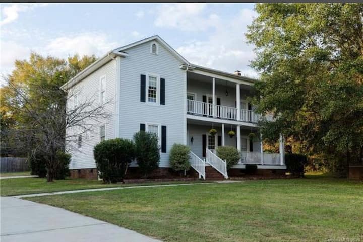 Beautiful White Barnyard House - Midland, NC