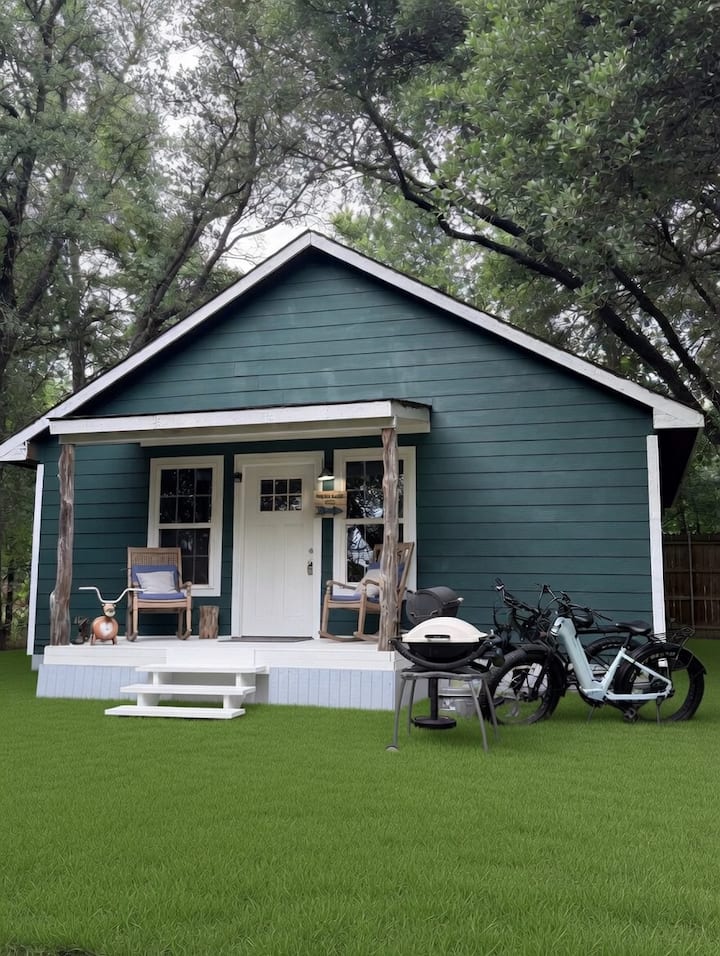 Pickleball! Western Cabin Pet Friendly Sleeps 4 - Granbury, TX