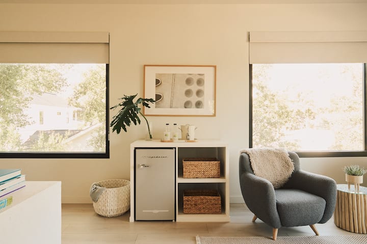 Hotel Circulo • Deluxe King Suite • Prime Location - North Charleston, SC