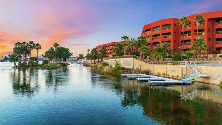 3 Bdr Dockside Riverfront Condo Pool-spa-dock - Laughlin, NV