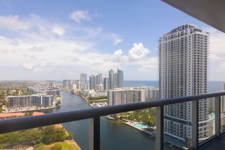 Modern 29th-floor Apt| Bay View + Beach,pool & Gym - Hallandale Beach, FL