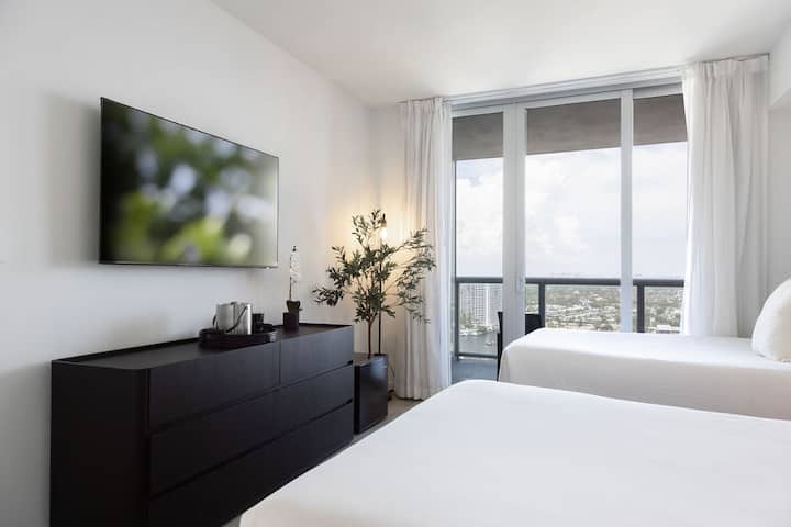 29th-floor Studio| Bay Views + Beach, Pool & Gym - Hallandale Beach, FL