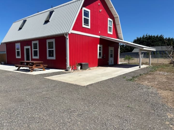 Barn Home With Pickleball Court - Olympic Game Farm, Sequim