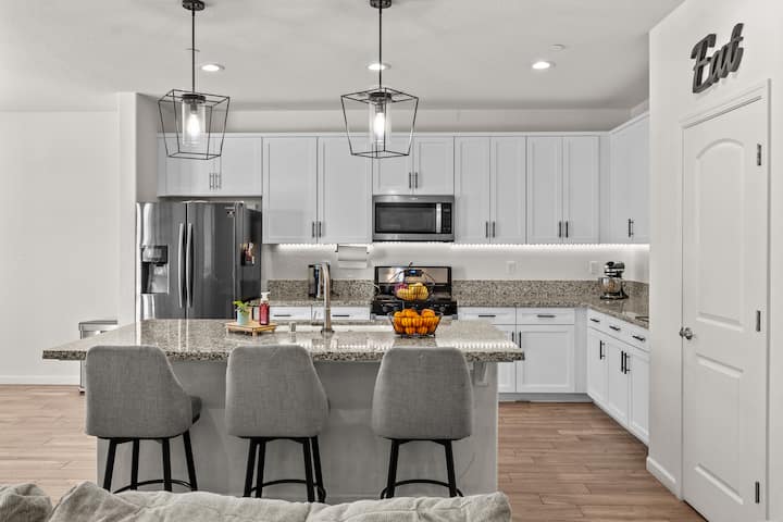 New! 4 Bedroom Modern Oasis Near Sequoias - Tulare, CA