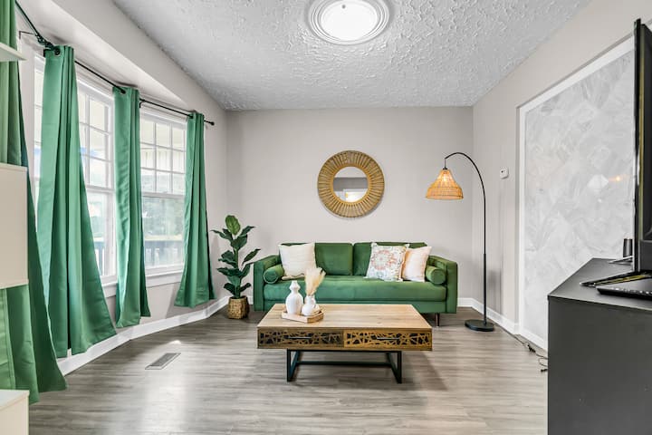Serene Green 2br Haven In Little Italy - Ford Field Detroit