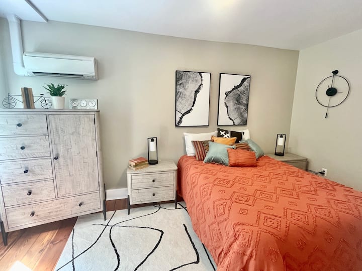 New! Frederick Fall Vibes 9 Min Walk Carroll Creek - Frederick, MD