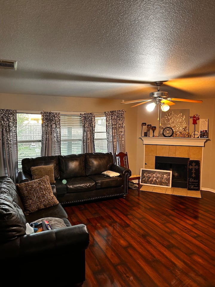 Cozy Room W/ Private Lock. All White Set! - Little Elm, TX