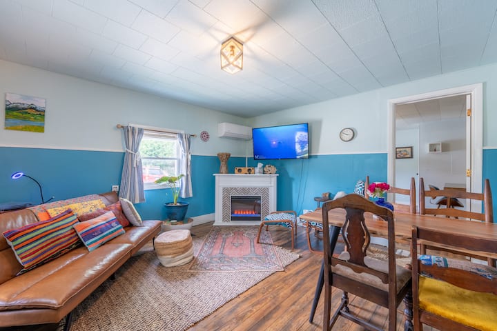Boho-chic Style - Furnished, Yard, Wi-fi, Dogs Ok - Bloomington, IN