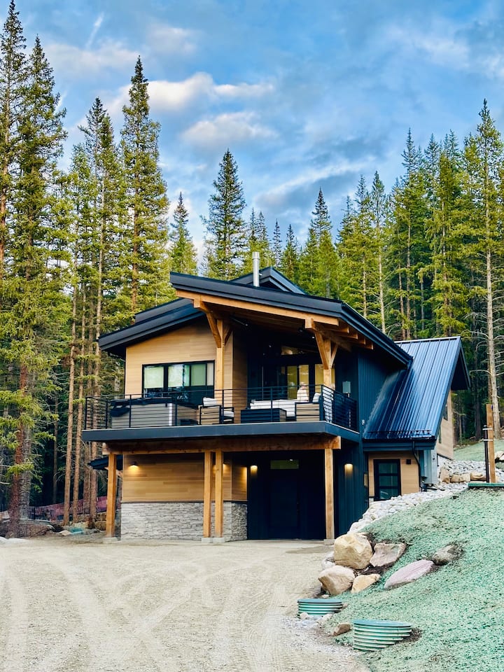 Modern Mtn Home *Private Hot Tub *Peak 8 Views - United States