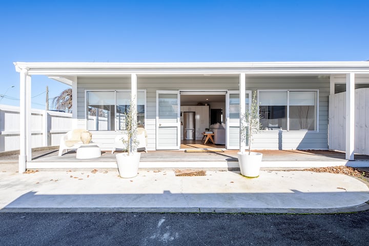Under The Oak - Greytown