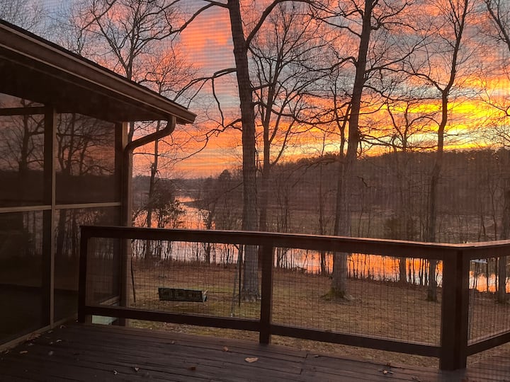 Hideaway Large Stone Mid-century Ranch On Lake - Kentucky