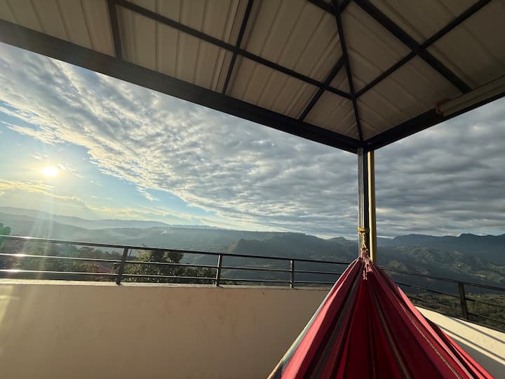Amanecer Entre Montañas - La Mesa