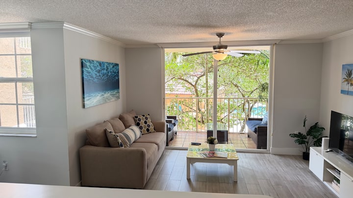 Bright Waterfront • Pool • Balcony • 7-day - Aventura, FL