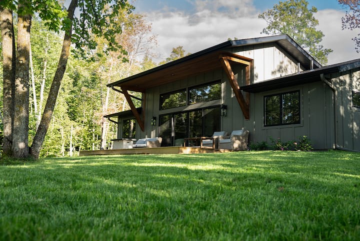 Luxury Lakefront Villa - Private Beach & Dock - United States