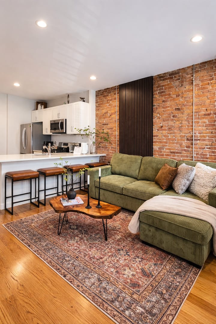 Upscale 2 Level By Seaport/convention Centre Bcec - Boston, MA