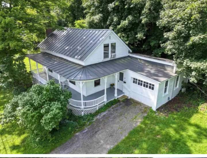 Weybridge Cottage |Steps From Middlebury College - Middlebury, VT