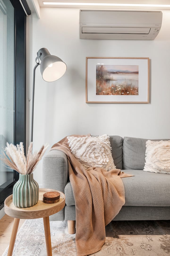 Stylish 2br Stay | Pool, Sauna, Gym + City Views - Australia