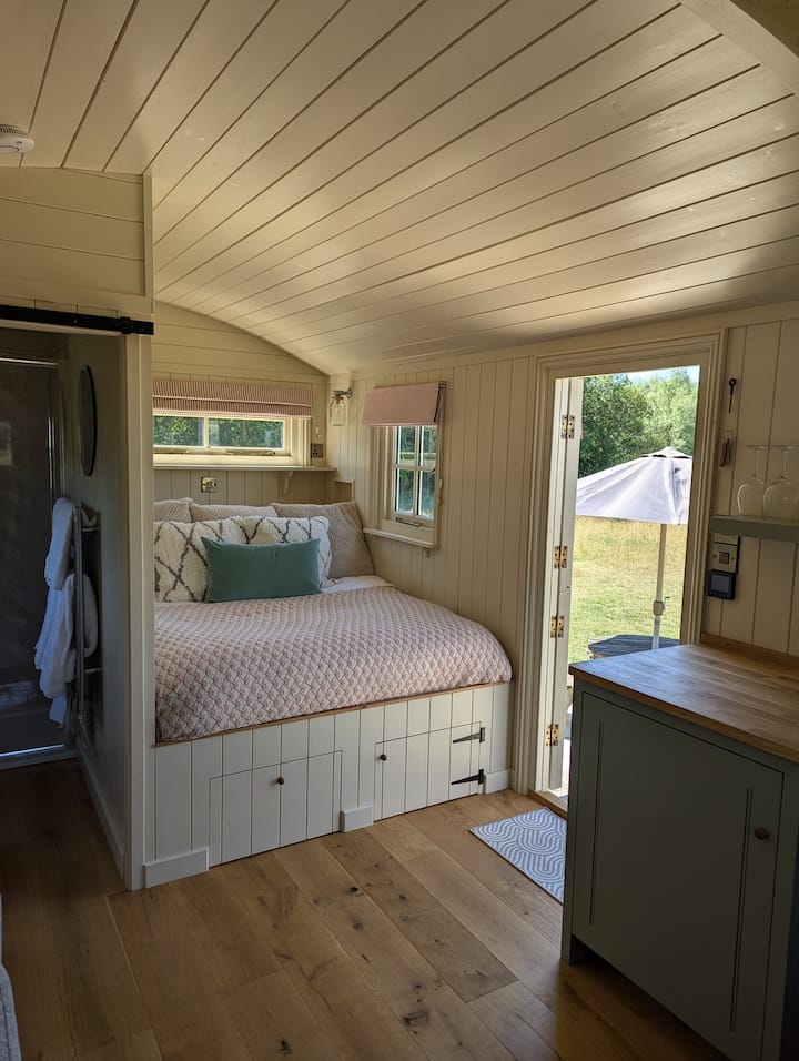 The Hedgerow Hut - Clare Castle