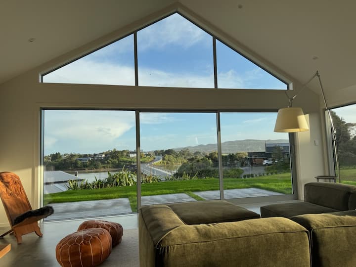 Raglan Lighthouse | Modern Peninsula Oasis - Raglan