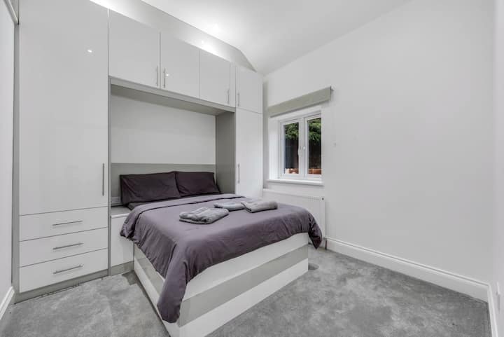 Newly Built 2-bedroom Flat - Easy London Access - 埃普索姆