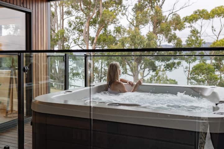 Ocean Mist Cabin – Spa, Fireplace & Ev Charger - Tasmania