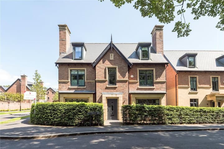 Large Property In Alderley Edge - Macclesfield