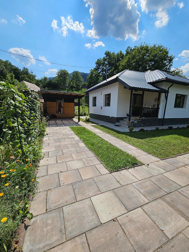 Cozy Mountain Retreat In A Charming Small Town - Rumanía