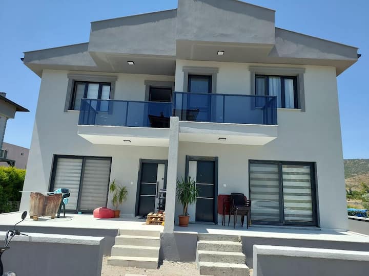 Plaja Yakın Bahçeli Geniş Villa - Barbaros