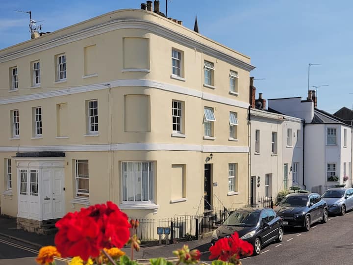 Unique & Stylish Townhouse In Central Cheltenham - Cotswolds