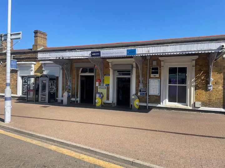 Annex With Parking & Own Entry - Bromley