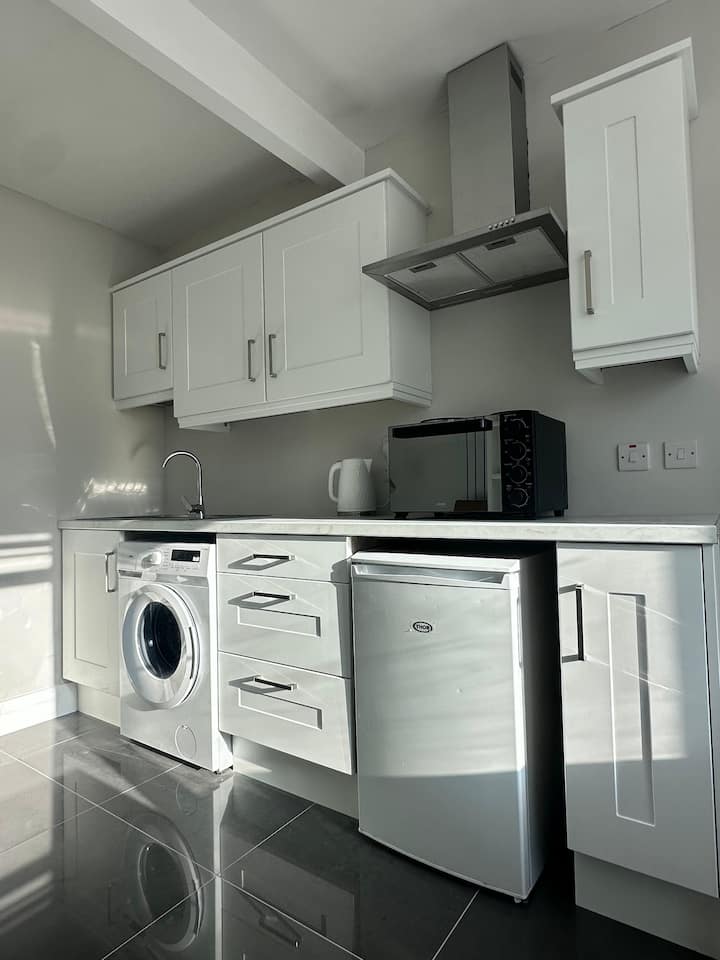 Bright Cozy And Compact Studio - 던리어리