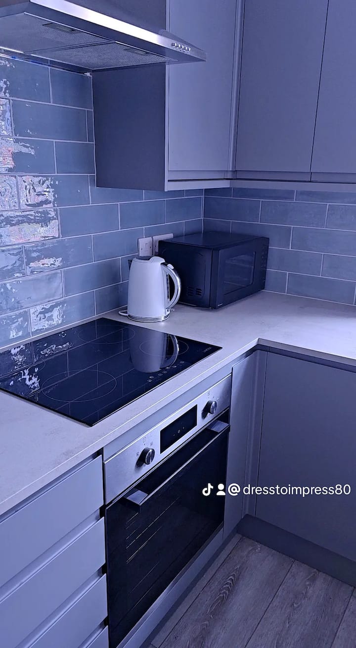 Dress To Impress Home - Leeds