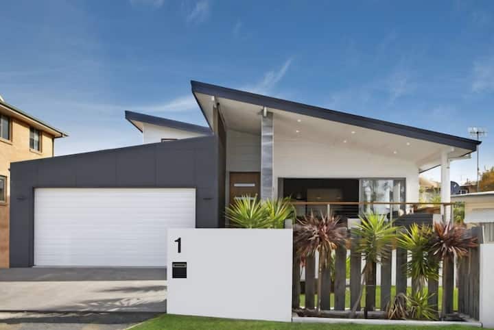 Lakefront Luxury • Air-con • Lrg Deck & Pool Table - Toukley