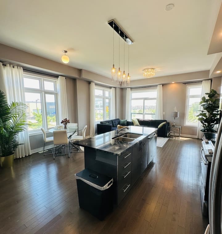 Stylish Corner Townhome - Richmond Hill