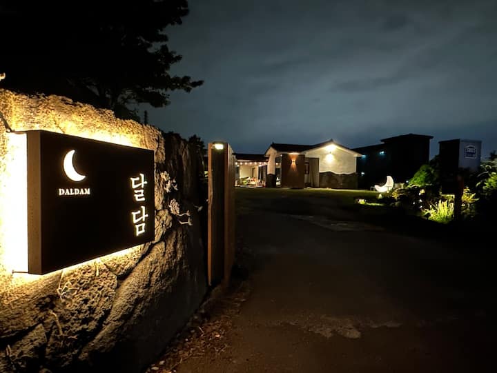 반려동물 동반/
제주 서쪽 감성숙소, 가족 단체 힐링여행/프라이빗 지하벙커 이벤트룸 - South Korea