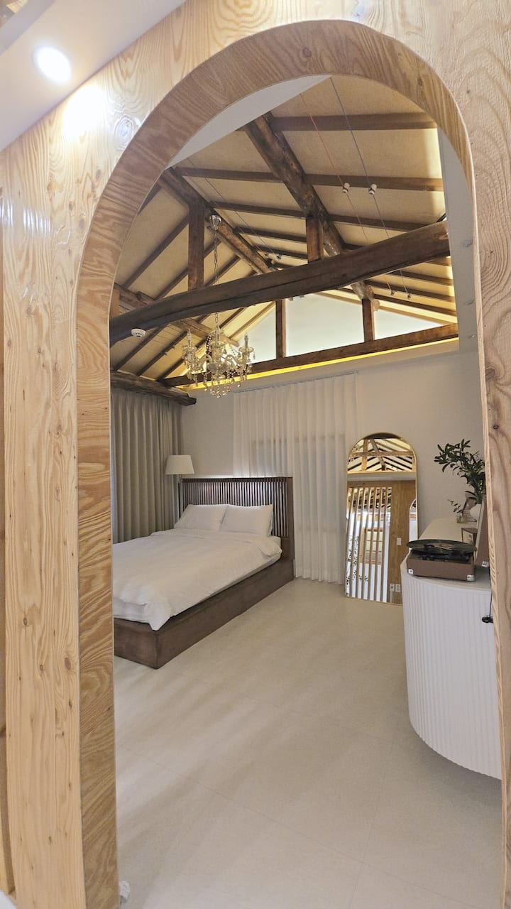 스테이골목집(독채팬션)
도보5분 이성당, 선유도 30분 - 나운3동