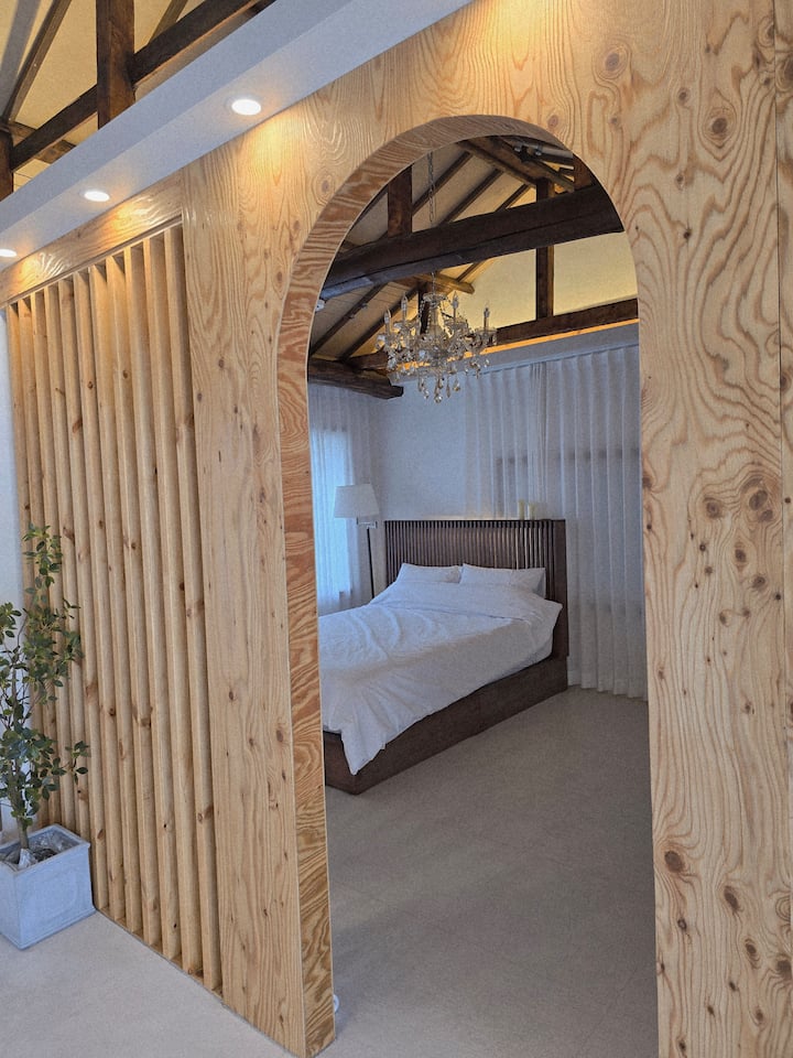 스테이골목집(독채팬션)
도보5분 이성당, 선유도 30분 - 나운2동