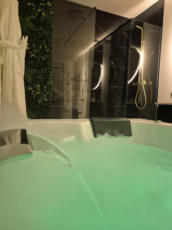 Nuit Romantique Dans Une Love Room Avec Balnéo - Rochefort, France