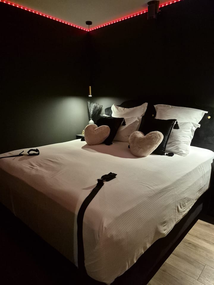 Nuit Romantique Dans Une Love Room Avec Balnéo - Rochefort, France