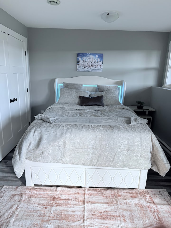Charming Lier Ridge With Stunning Backyard Retreat - Halifax