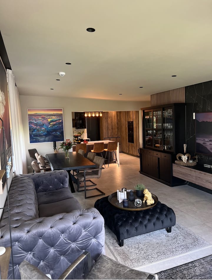Modern 4 Bedroom House Close To Nature - Reykjavik