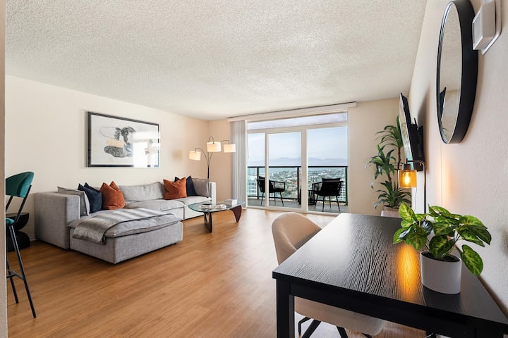 Seaside Serenity – 1br W Breathtaking Ocean Views - Santa Monica, CA