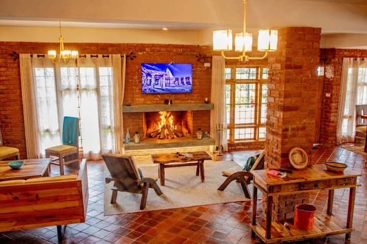Hilltop Villa | Meru Views · Spa Bath · 14 Guests - Tanzania