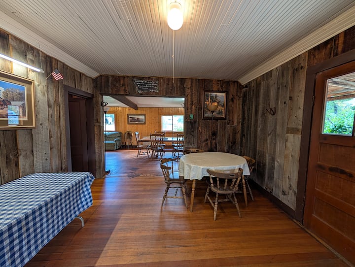 The Hunter's Lodge - Gardiner, MT