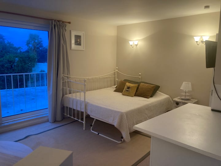 Small Privately Accessed Studio Close To Beach - Jersey