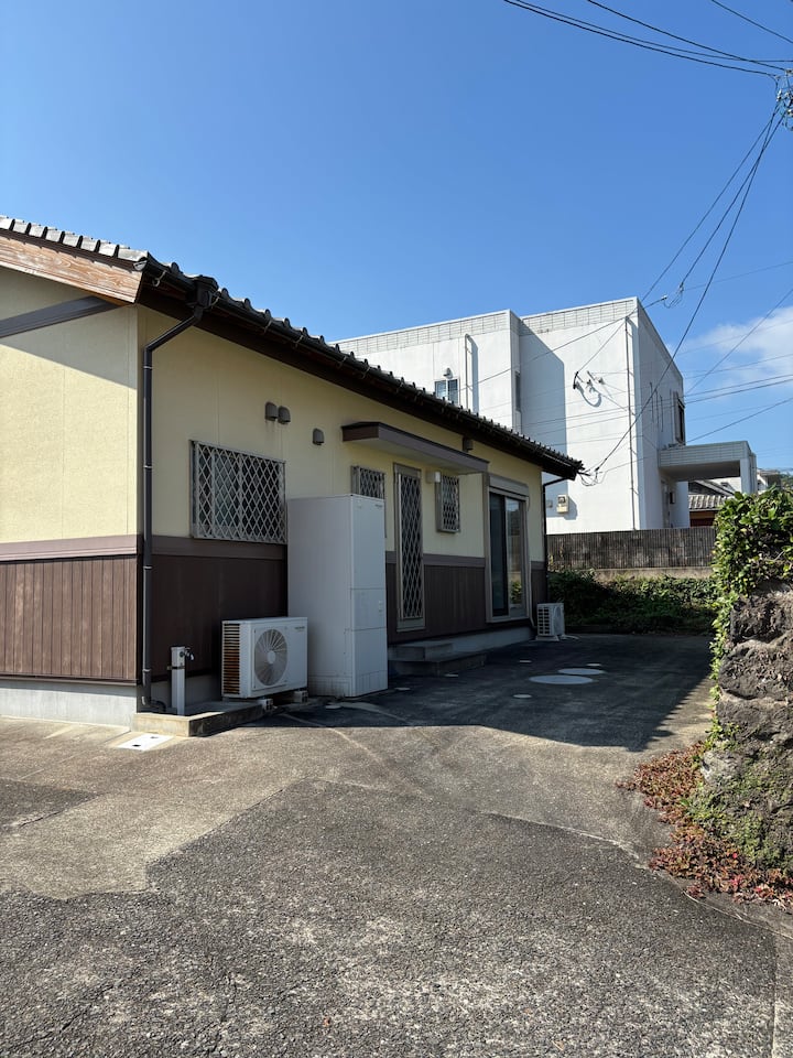 福江の中心地にありコンビニも徒歩1分。港からも徒歩15分でバス停などのアクセスも良いです。 - Goto