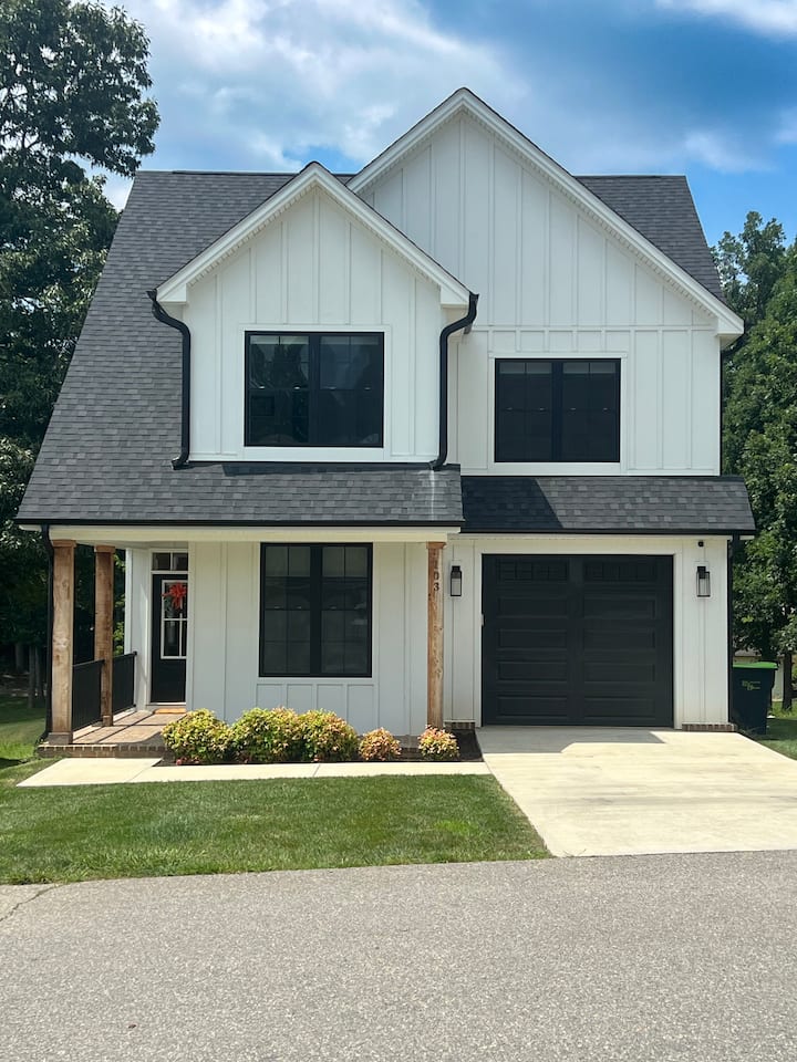 Mariners Cottage Lake Retreat - Smith Mountain Lake, VA