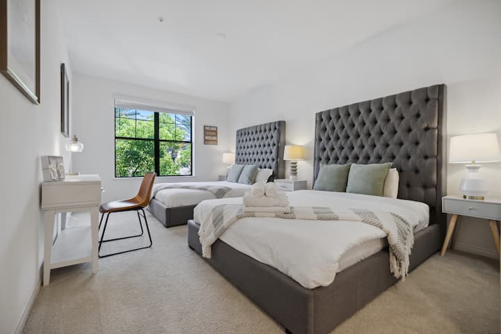 步行三分钟尔湾光谱中心，3床豪华公寓，带泳池，健身房 - Laguna Beach, CA