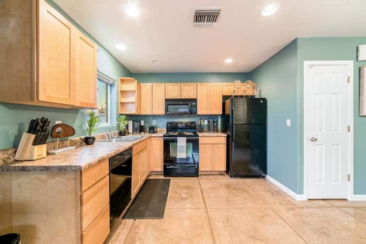 Stylish & Cozy | Casita | Parking | 1 Br 1 Ba - Tucson, AZ